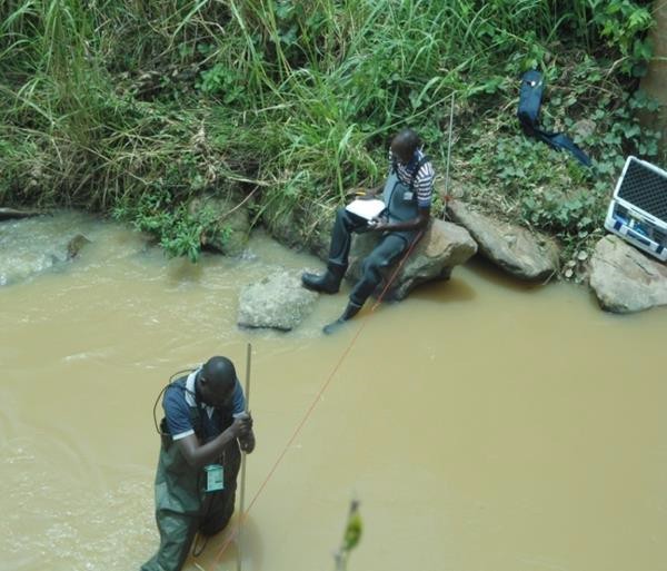 Water experts from the DRC and the sub-region measuring streamflow